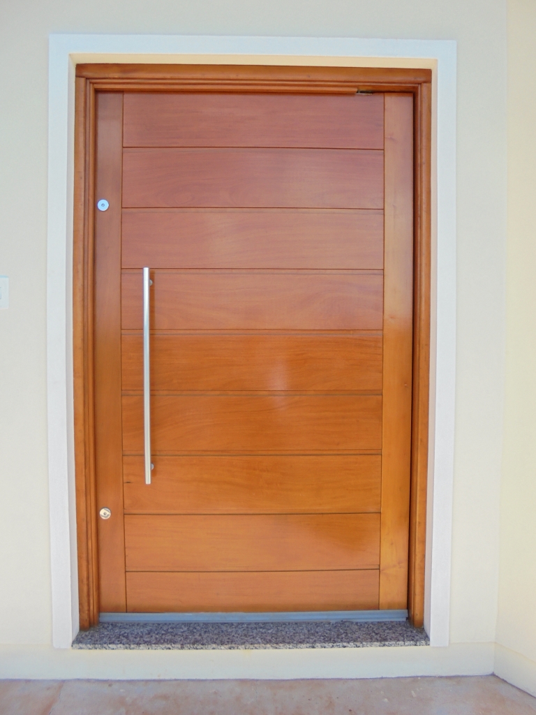 Porta externa - Portas - Produtos - Klein - Esquadrias de madeira
