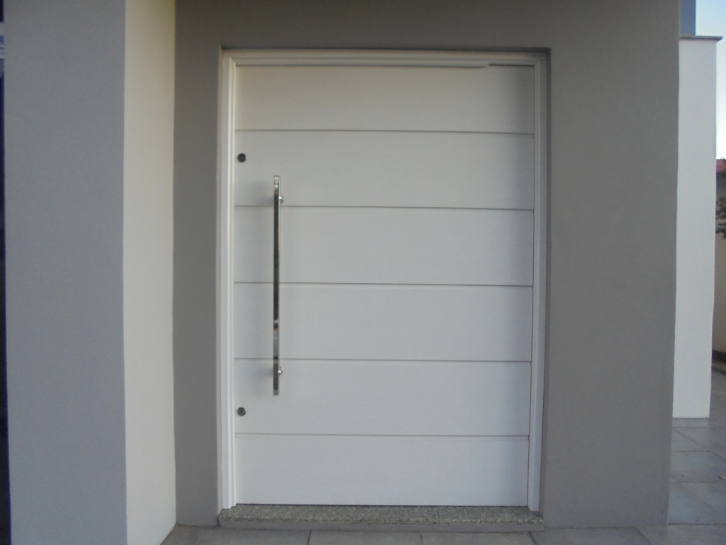 Porta externa - Portas - Produtos - Klein - Esquadrias de madeira