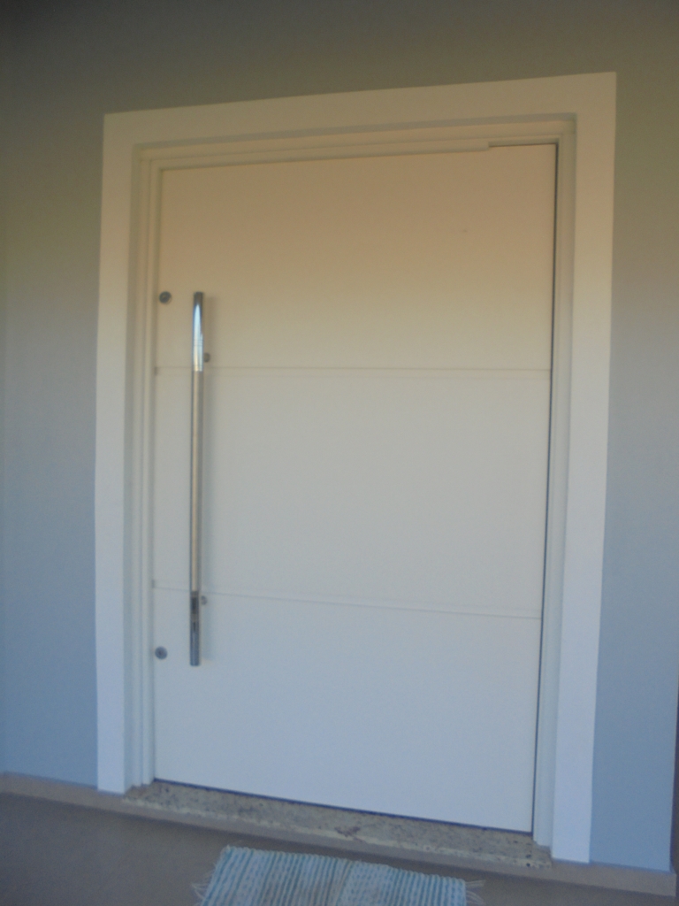 Porta externa - Portas - Produtos - Klein - Esquadrias de madeira