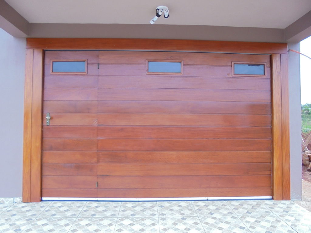 Porta garagem - Portas - Produtos - Klein - Esquadrias de madeira